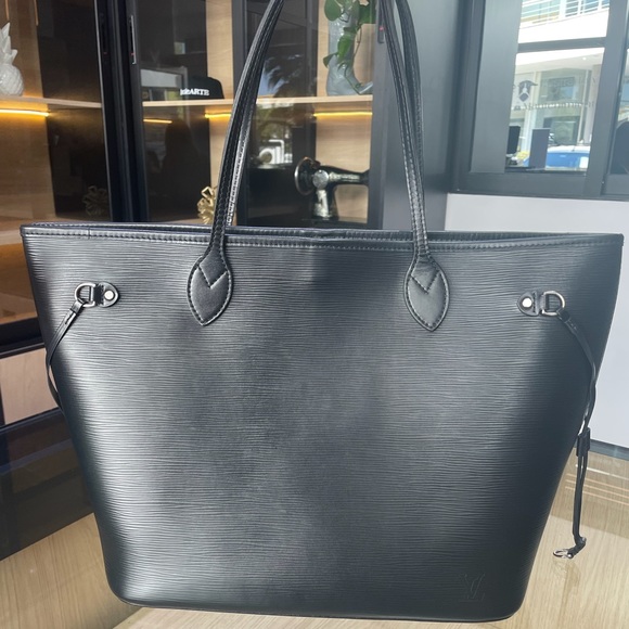 Louis Vuitton | Bags | Authentic Louis Vuitton Epi Neverfull Mm Black ...